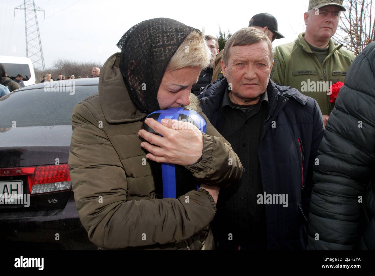 31. März 2022, Dnipro, Ukraine: Eine Frau umarmt die Urne mit der Asche eines Asow ...