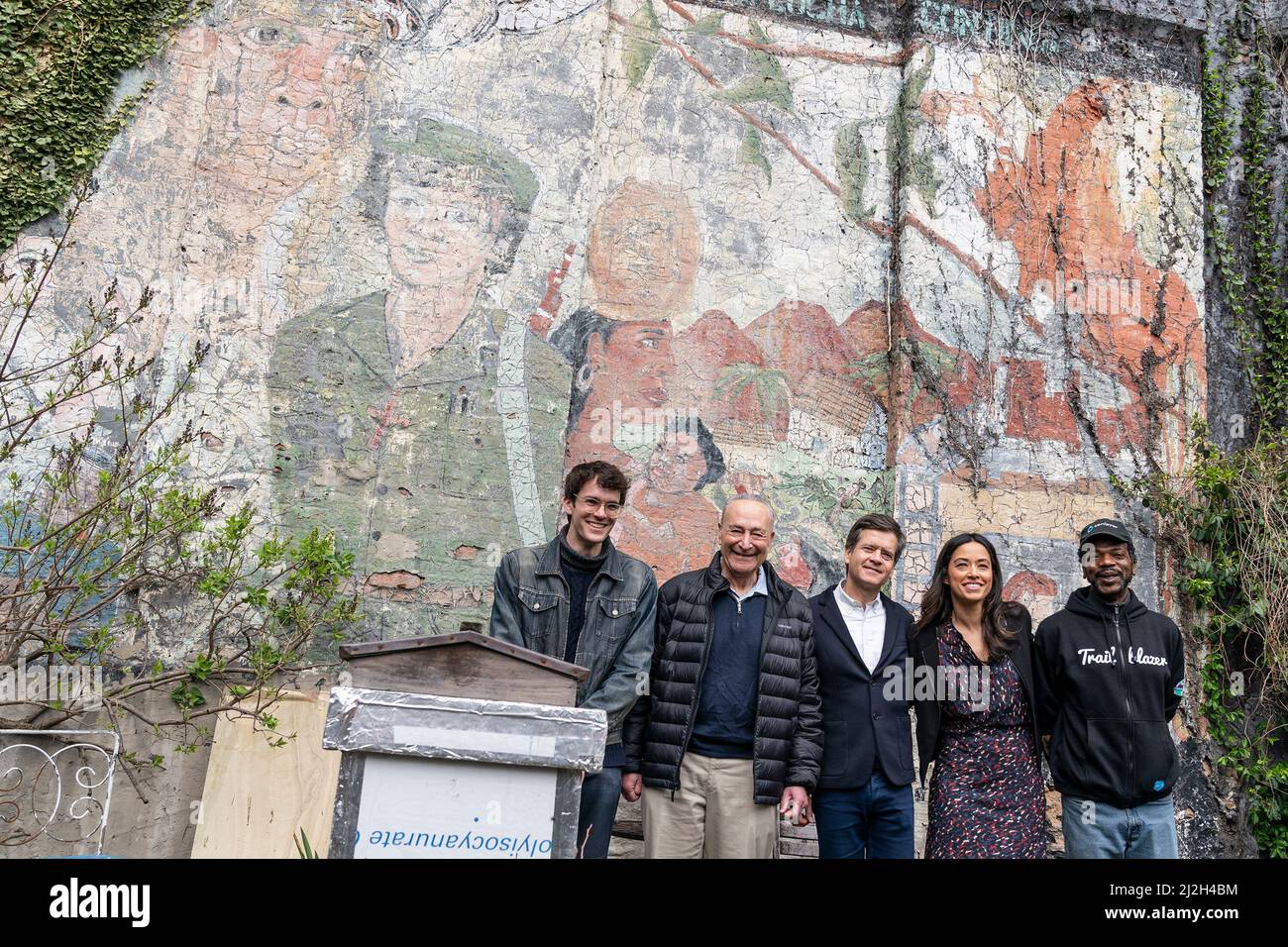 New York, New York, USA. 1. April 2022. U. S. der Mehrheitsführer des ...