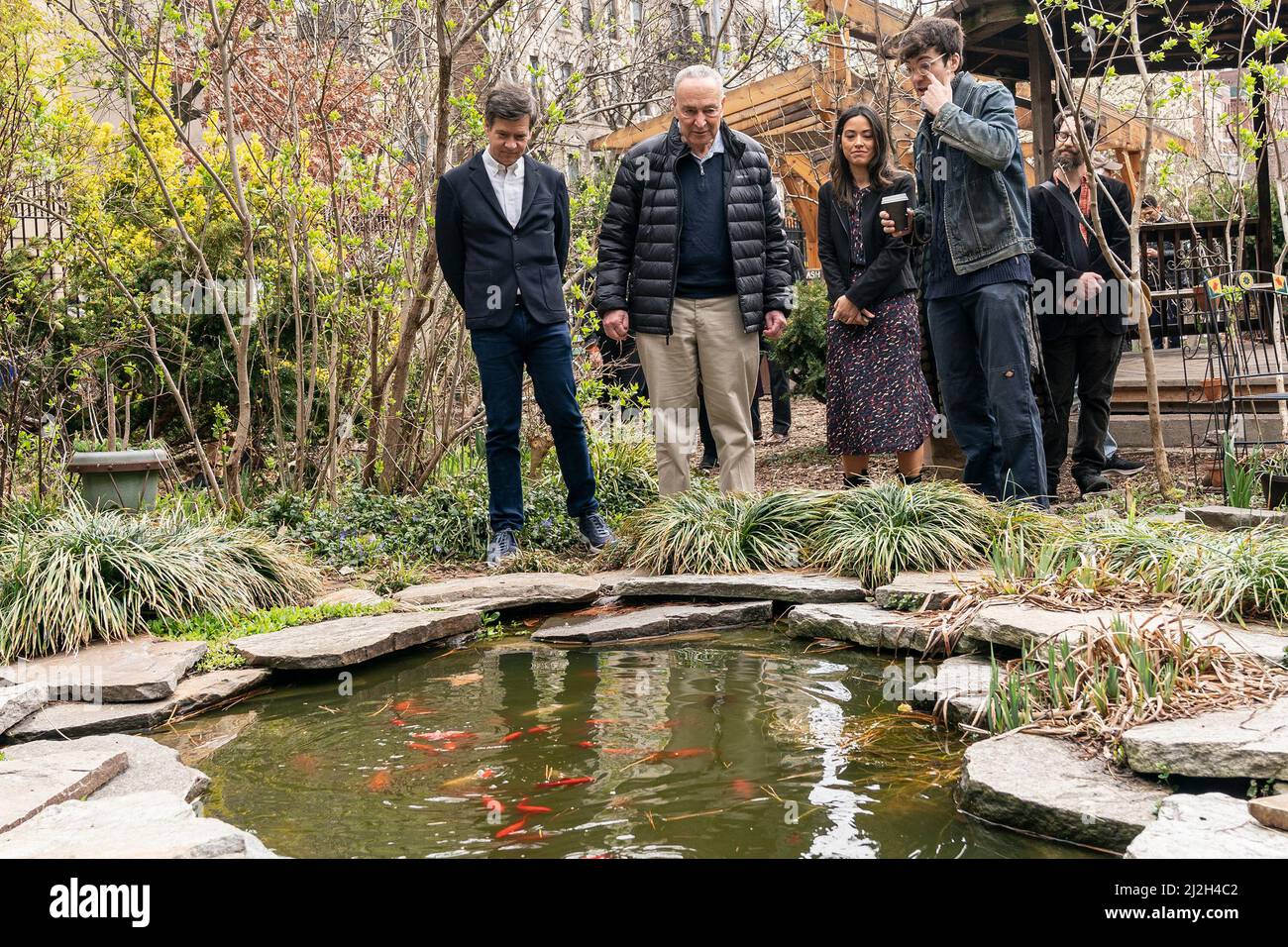 New York, New York, USA. 1. April 2022. U. S. der Mehrheitsführer des ...