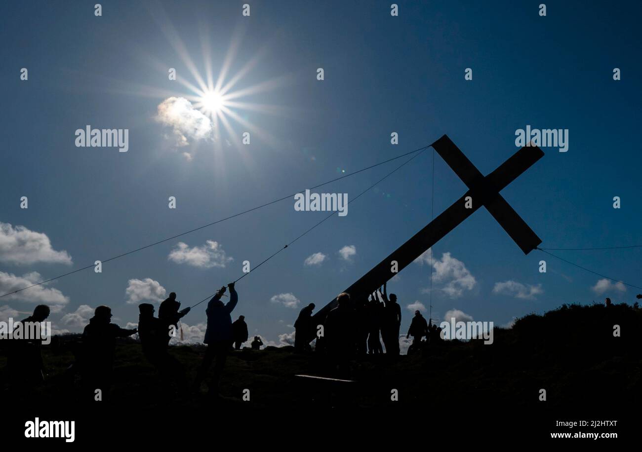 Christen errichten vor Ostern ein 30 Meter hohes Kreuz auf dem Gipfel ...
