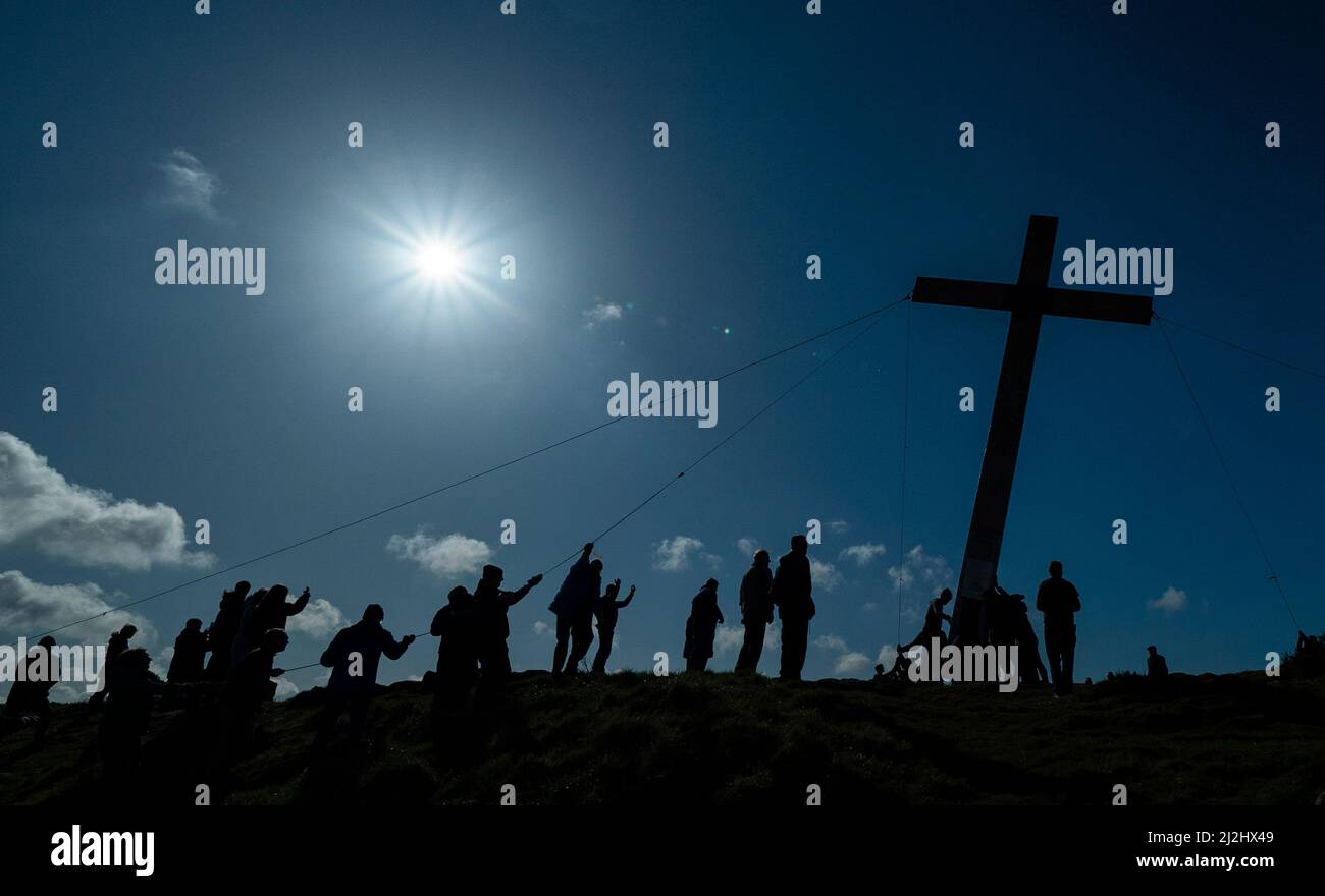 Christen errichten vor Ostern ein 30 Meter hohes Kreuz auf dem Gipfel ...