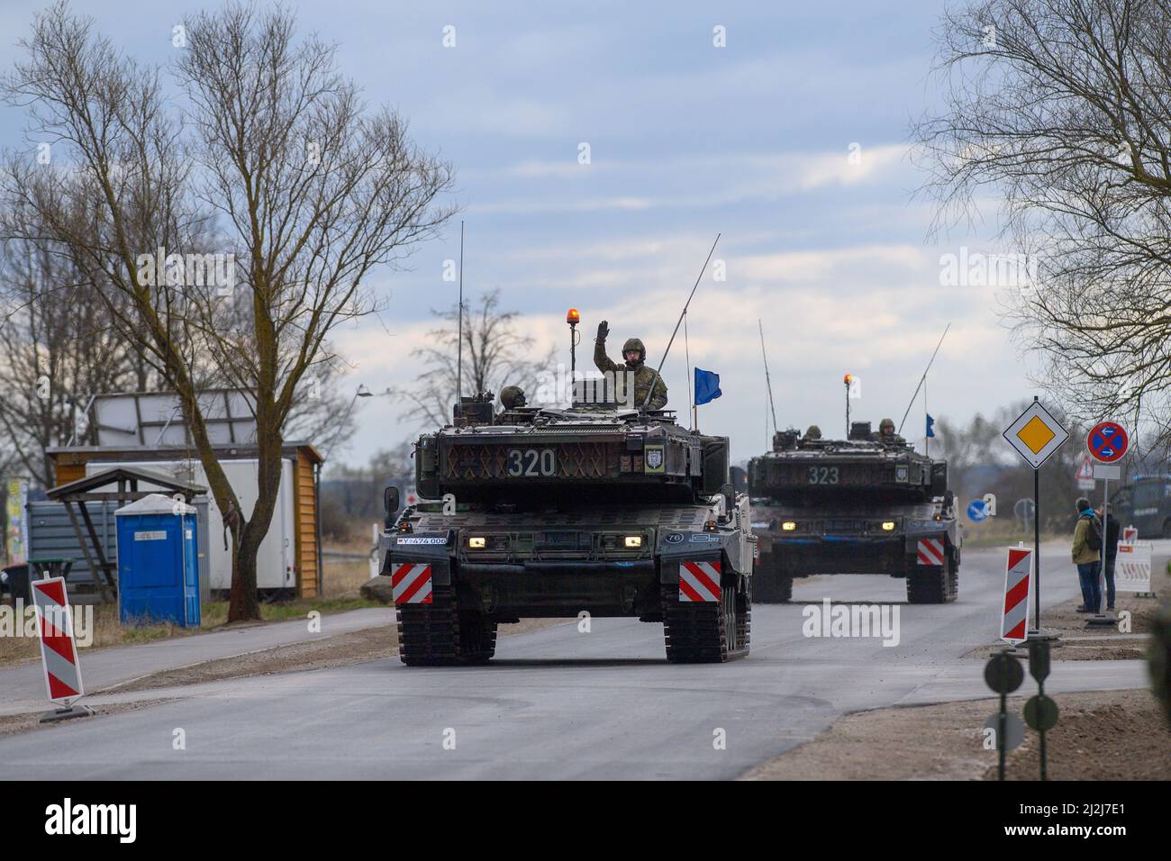 02. April 2022, Sachsen-Anhalt, Hohenföhren: Zwei Kampfpanzer des Typs ...
