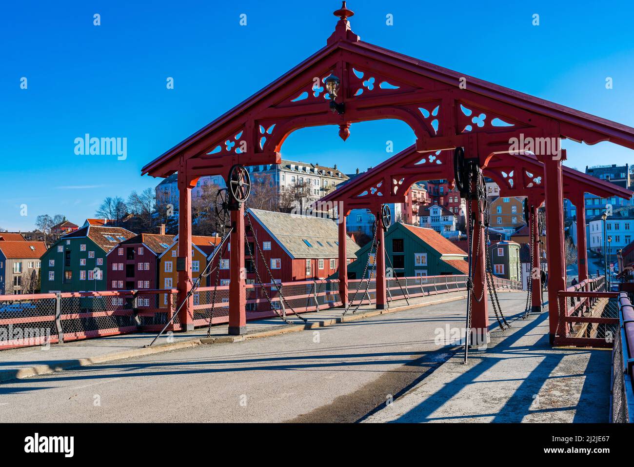 Berühmte Gamle Bybro (Old Town Bridge) über den Fluss Nidelva in Trondheim, Norwegen ...