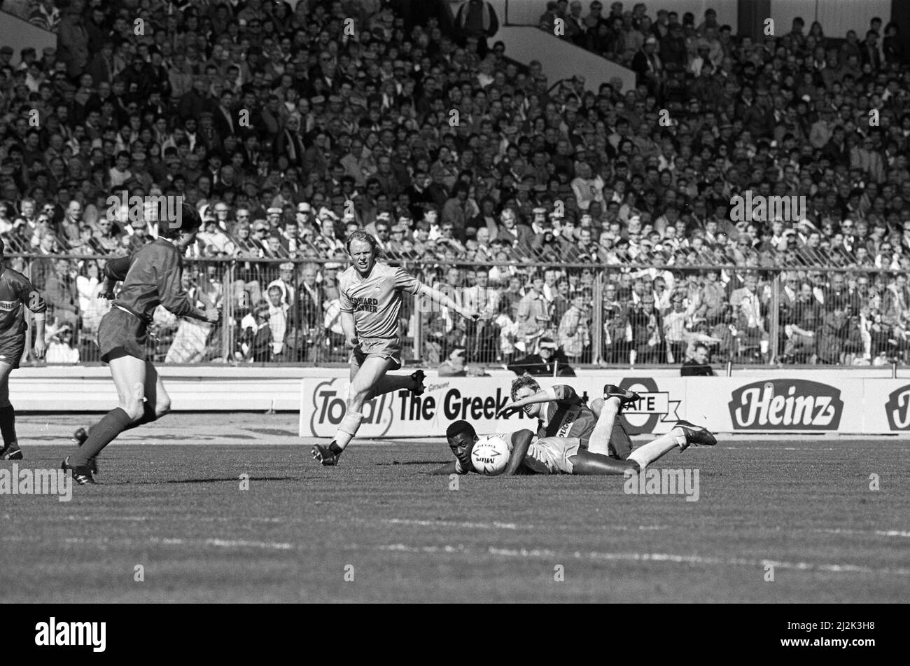 Emley gegen Colne Dynamoes F.C. beim Finale der Football Association ...