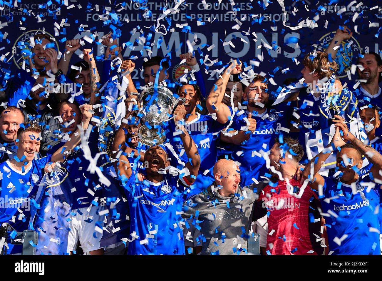 Die Spieler des MacClesfield FC und Teamchef Danny Whittaker heben die ...