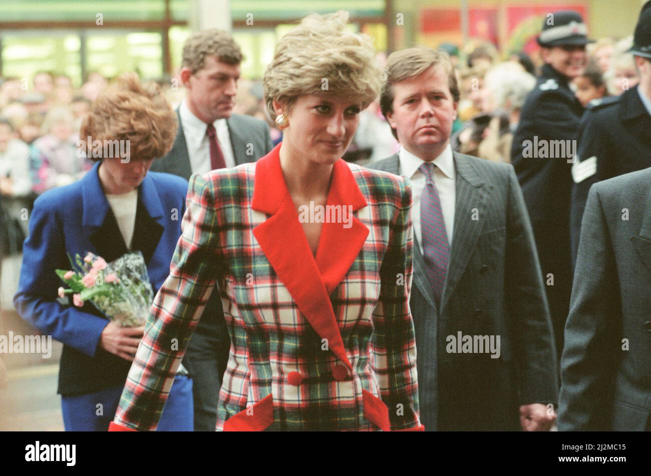 Prinzessin Diana, die Prinzessin von Wales, besucht Didsbury und Wigan ...