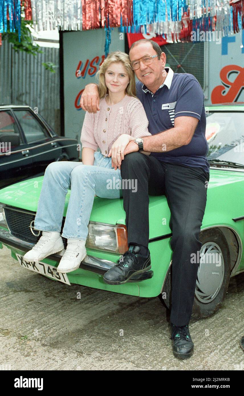 Die Besetzung von EastEnders am Set. Daniella Westbrook als Sam ...