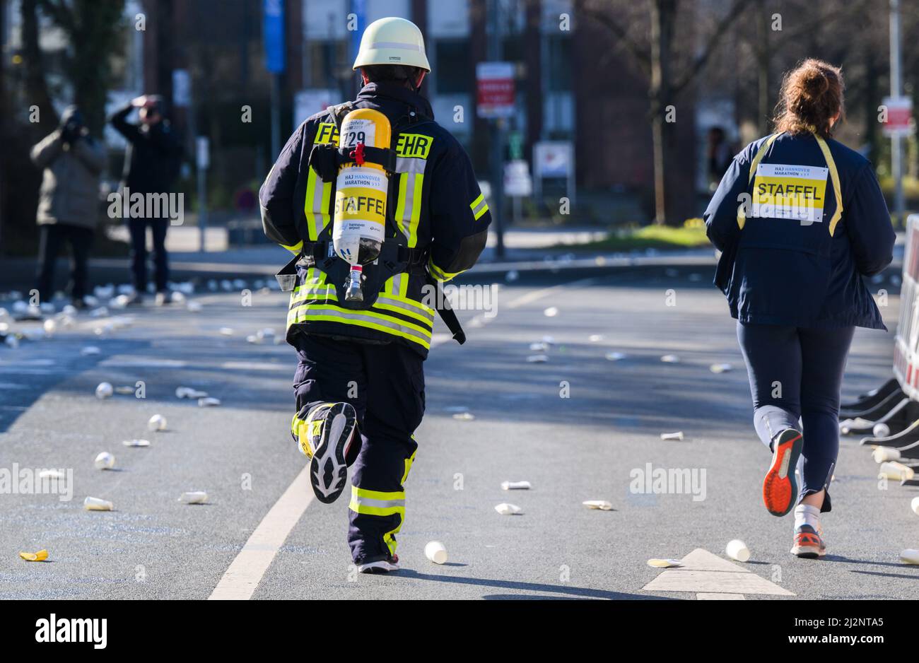 Hannover, Deutschland. 03. April 2022. Feuerwehrmann Daniel Thies von ...
