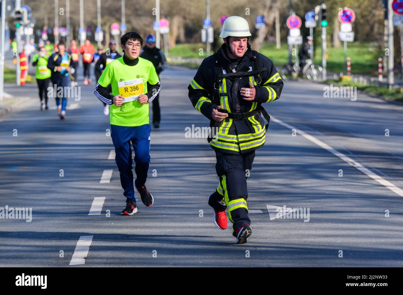 Hannover, Deutschland. 03. April 2022. Feuerwehrmann Daniel Thies von ...