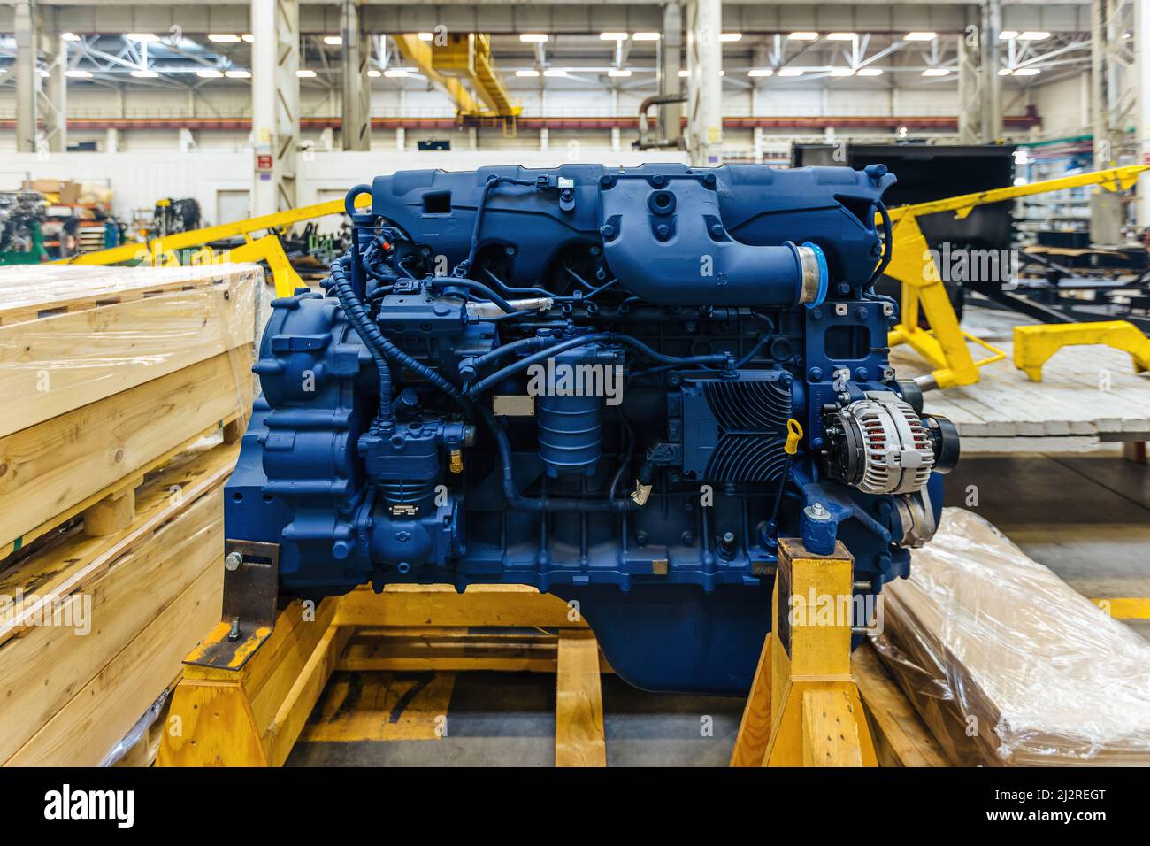 Moderner Dieselmotor für die Montage von Maschinen in der Werkstatt ...