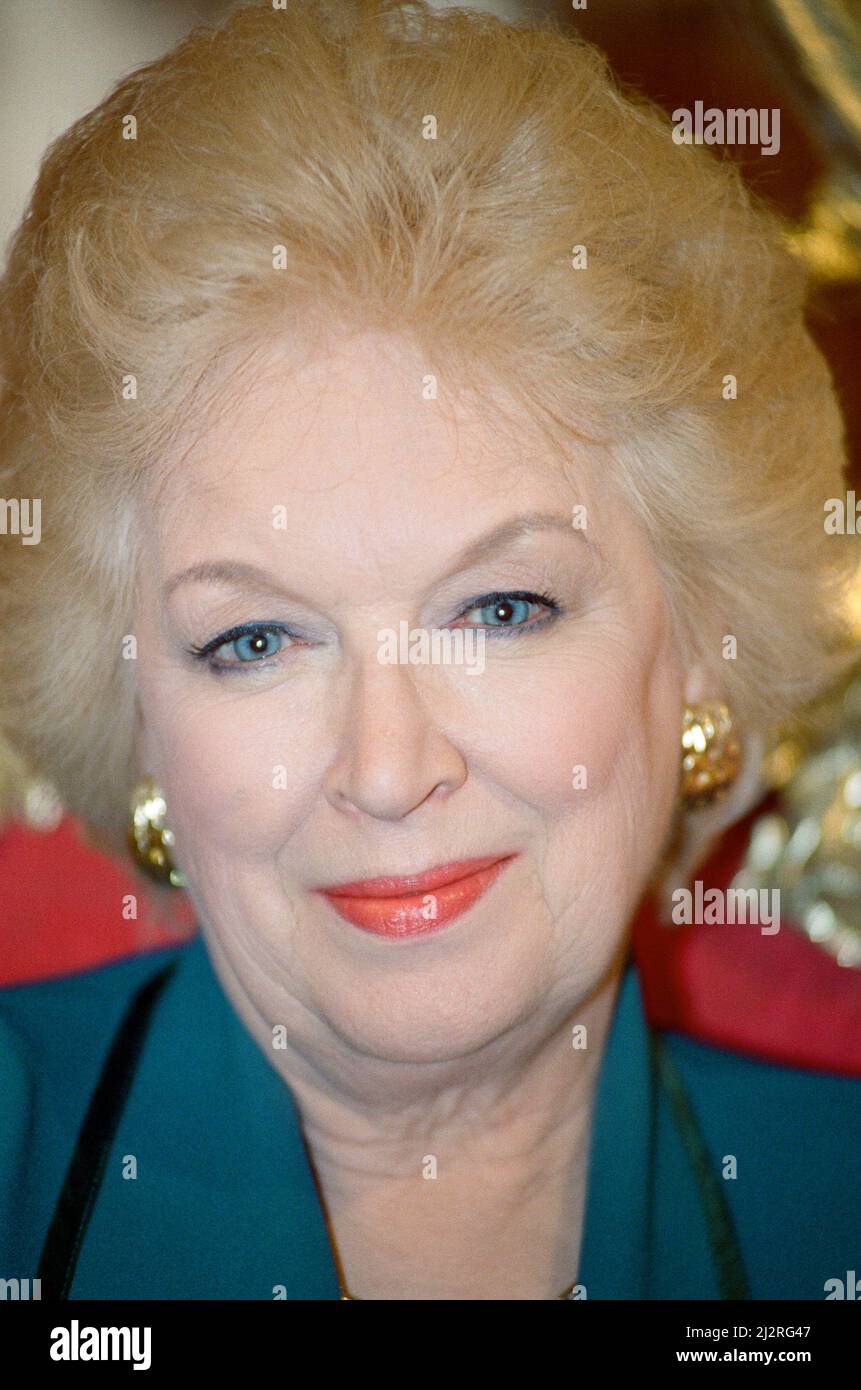 Actress june whitfield -Fotos und -Bildmaterial in hoher Auflösung – Alamy