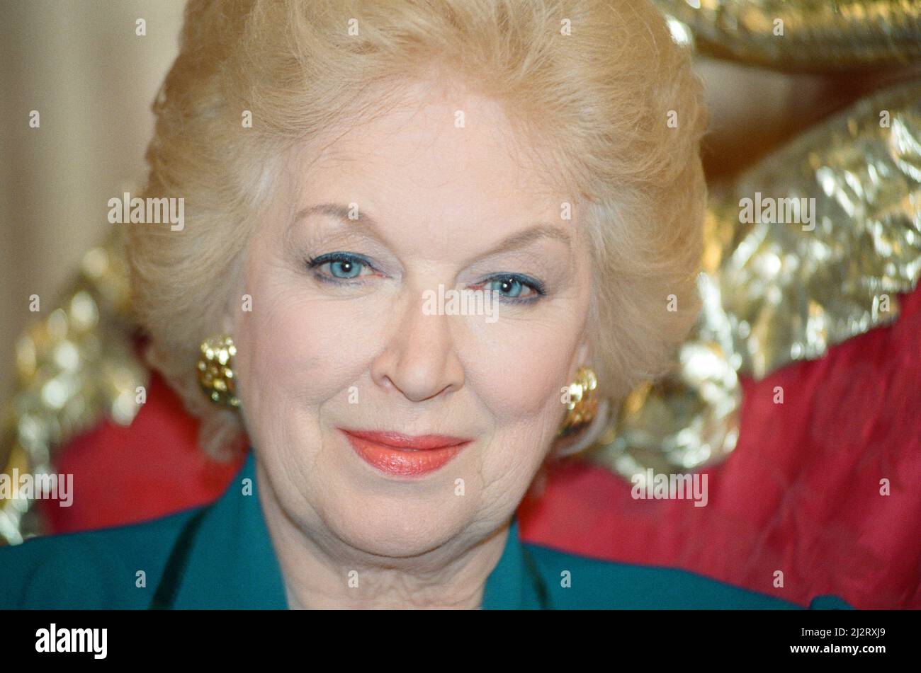 Actress june whitfield -Fotos und -Bildmaterial in hoher Auflösung – Alamy