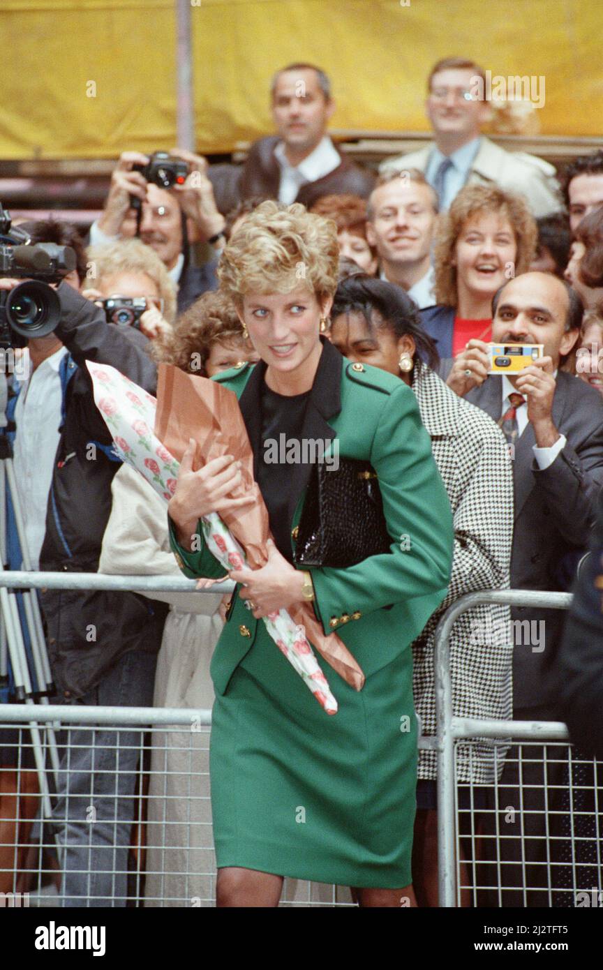 Prinzessin Diana, Prinzessin von Wales, kommt in der Leather Sellers ...