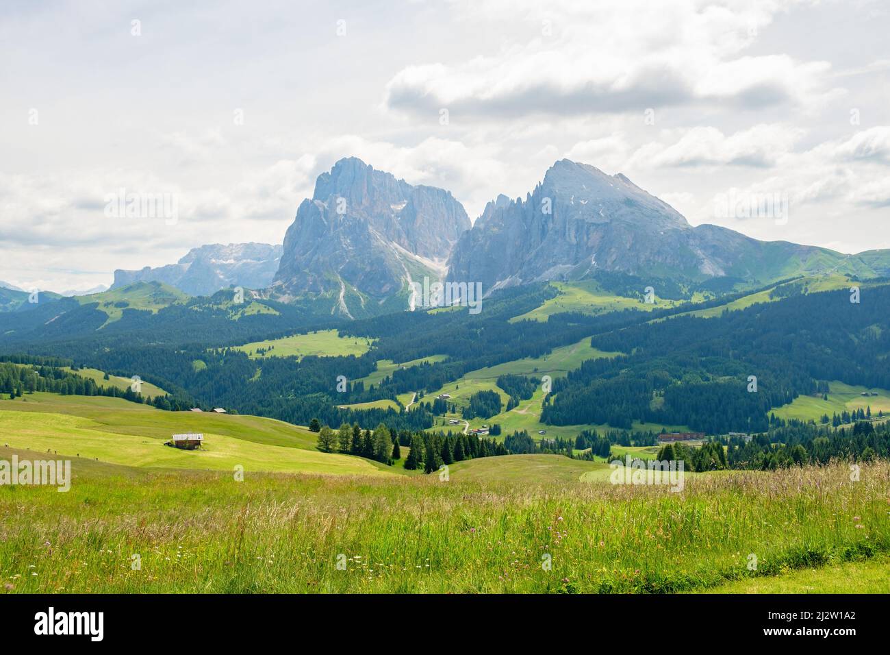 Zwei berggipfel -Fotos und -Bildmaterial in hoher Auflösung – Alamy