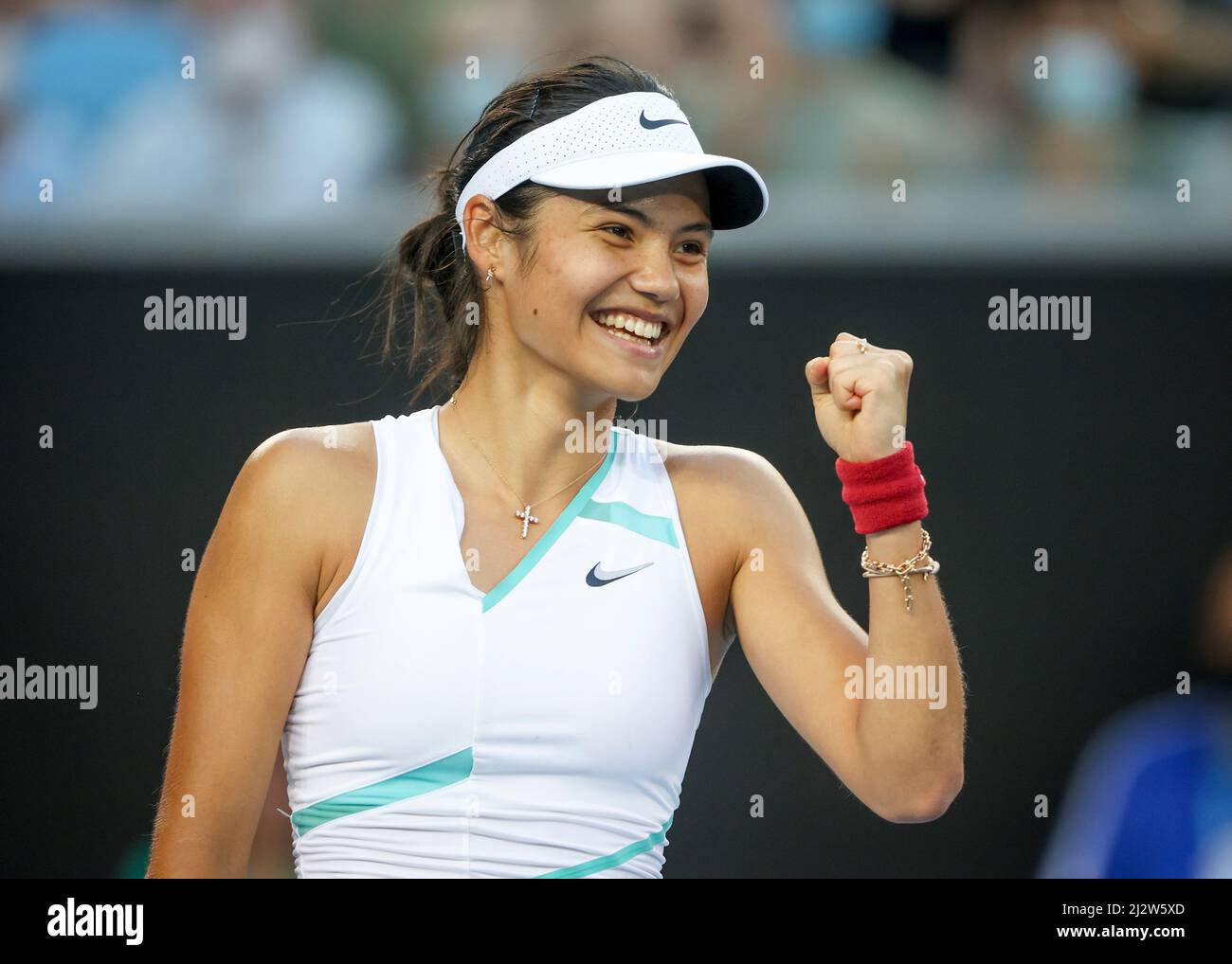 Die britische Tennisspielerin Emma Raducanu feiert beim Australian Open ... Die britische Tennisspielerin Emma Raducanu feiert beim Australian Open ...