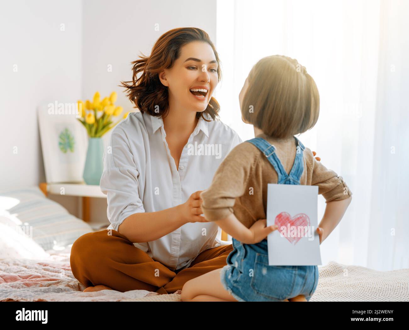 Alles gute zum Tag der Mutter. Kind Tochter gratuliert Mutter und gibt ... Alles gute zum Tag der Mutter. Kind Tochter gratuliert Mutter und gibt ...