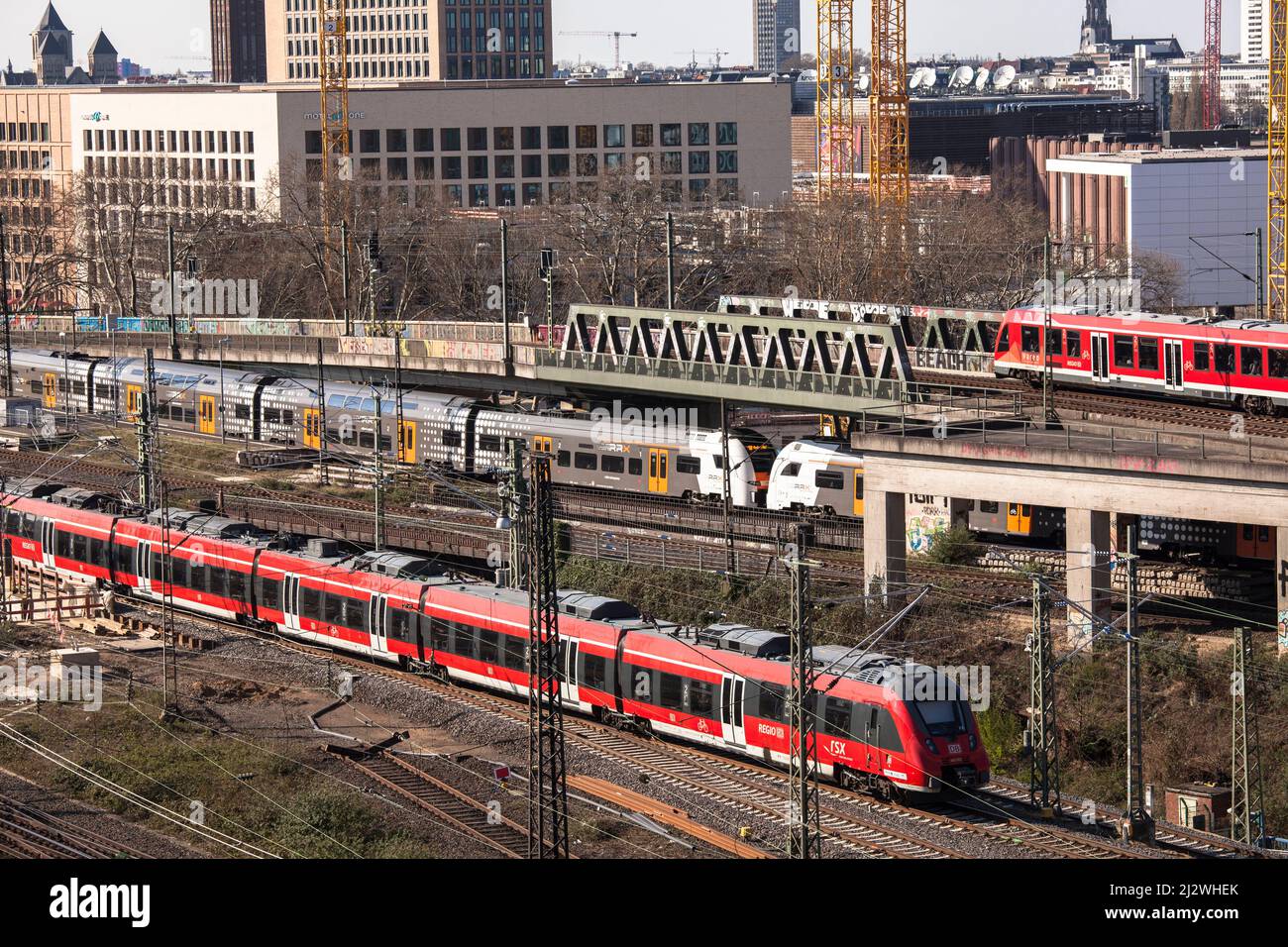 Deutsche Bahn und National Express Zug im Stadtteil Deutz, Köln ...