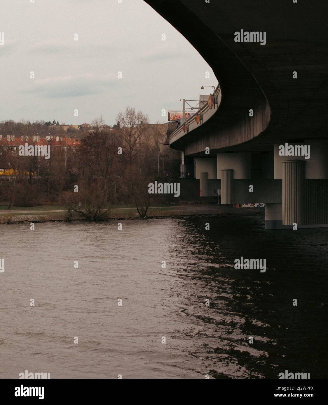 Eine Betonbrücke von unten betrachtet. Die Brücke dreht sich nach links ... Eine Betonbrücke von unten betrachtet. Die Brücke dreht sich nach links ...