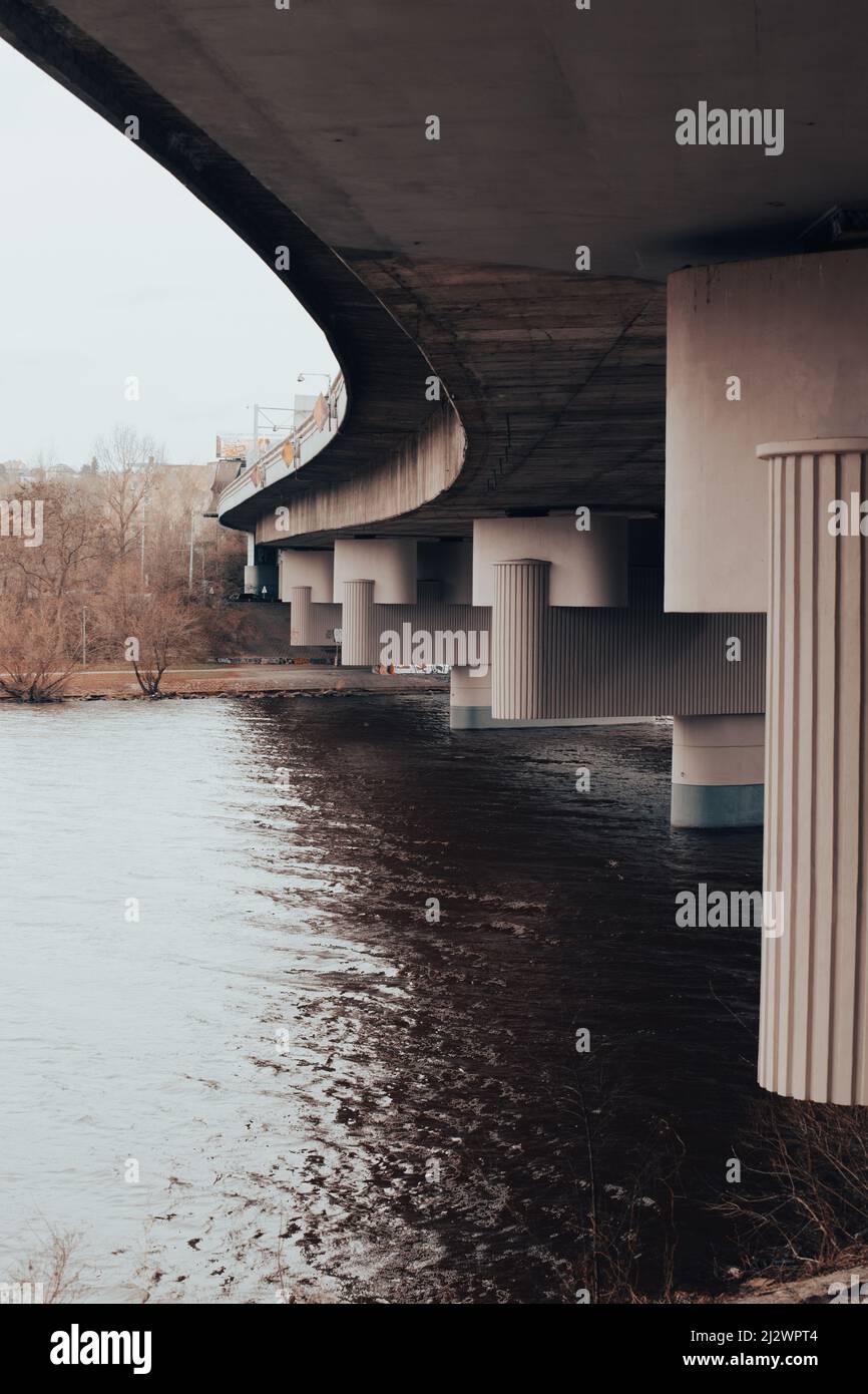 Eine Betonbrücke von unten betrachtet. Die Brücke dreht sich nach links ... Eine Betonbrücke von unten betrachtet. Die Brücke dreht sich nach links ...