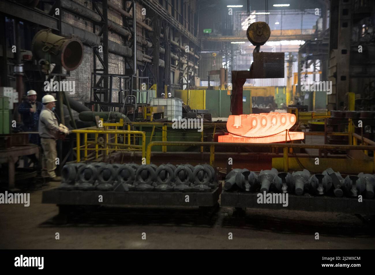 Stahlarbeiter härten ein Werkstück, Bundeskanzler Olaf Scholz besucht FWH Stahlguss GmbH ...