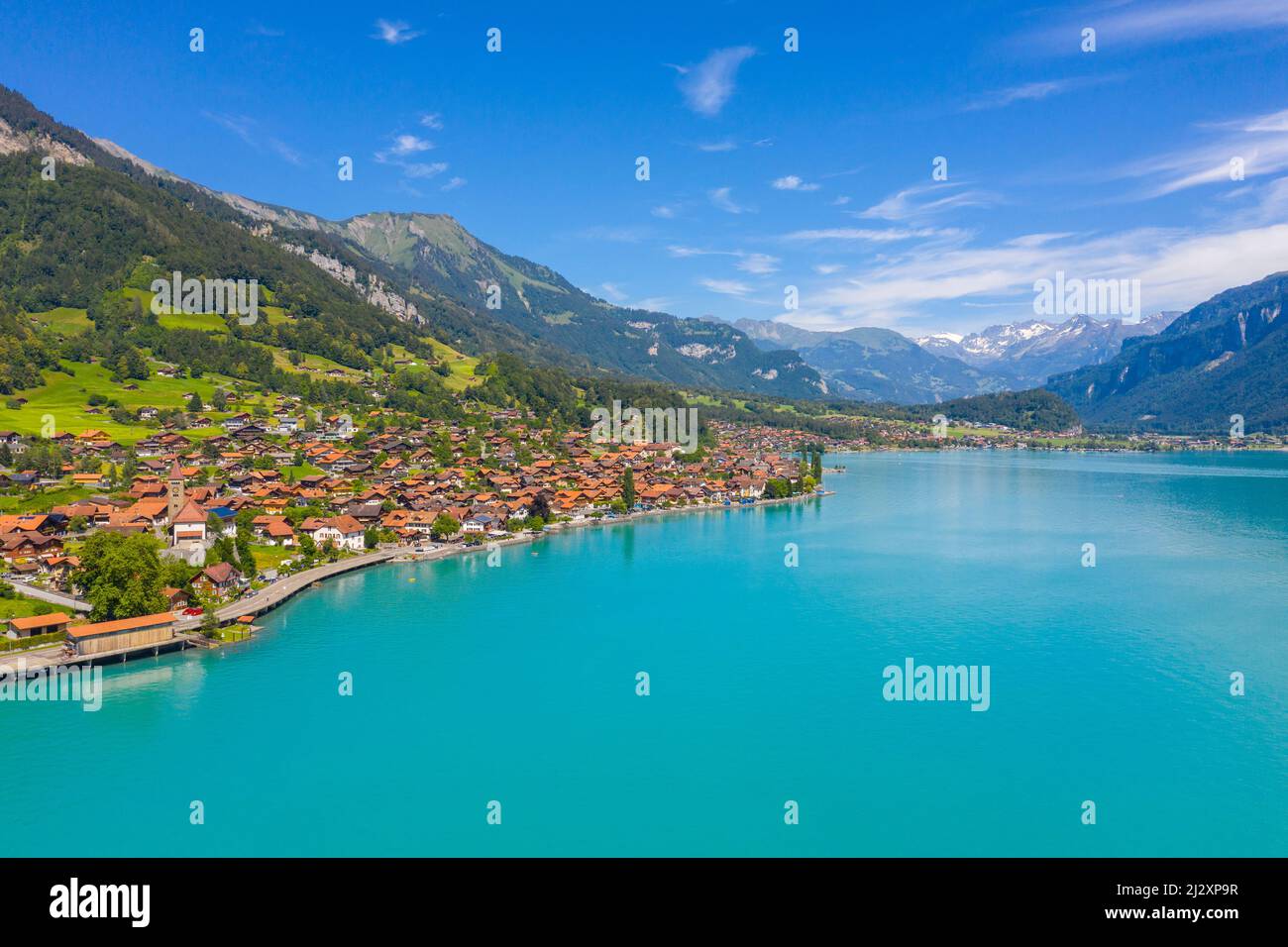 Luftaufnahme von Brienz mit Brienzersee, Kanton Bern, Schweiz ...