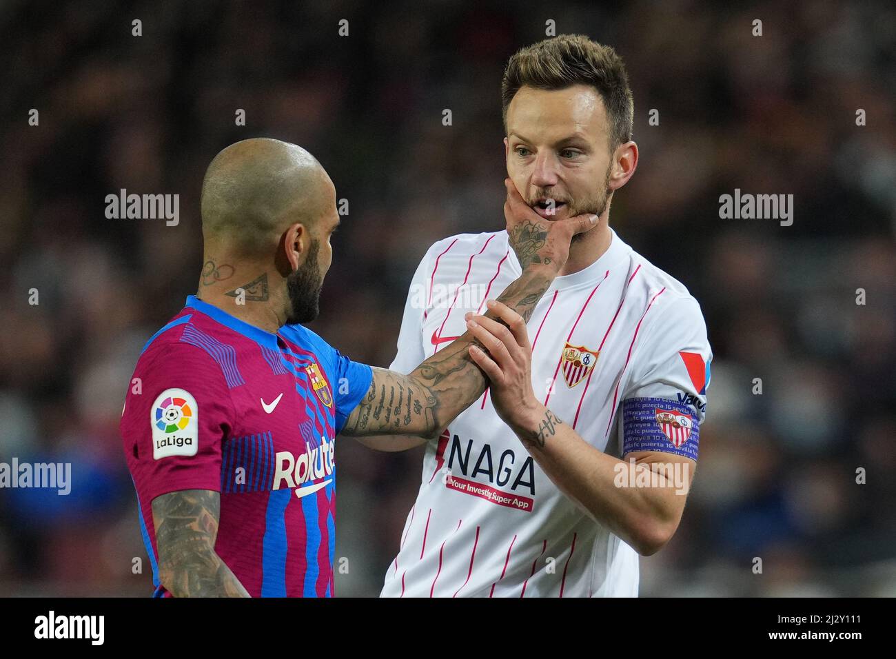 Dani Alves vom FC Barcelona und Ivan Rakitic vom FC Sevilla während des La Liga-Spiels zwischen ...