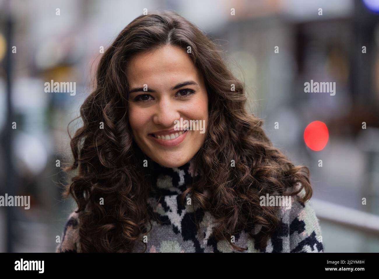 Köln, Deutschland. 04. April 2022. Mona Ameziane, Moderatorin ...