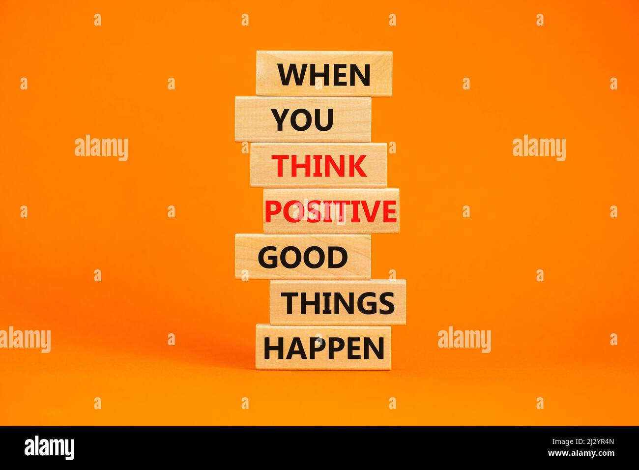 Denken Sie an ein positives Symbol. Holzblöcke mit Konzeptwörtern, wenn ...