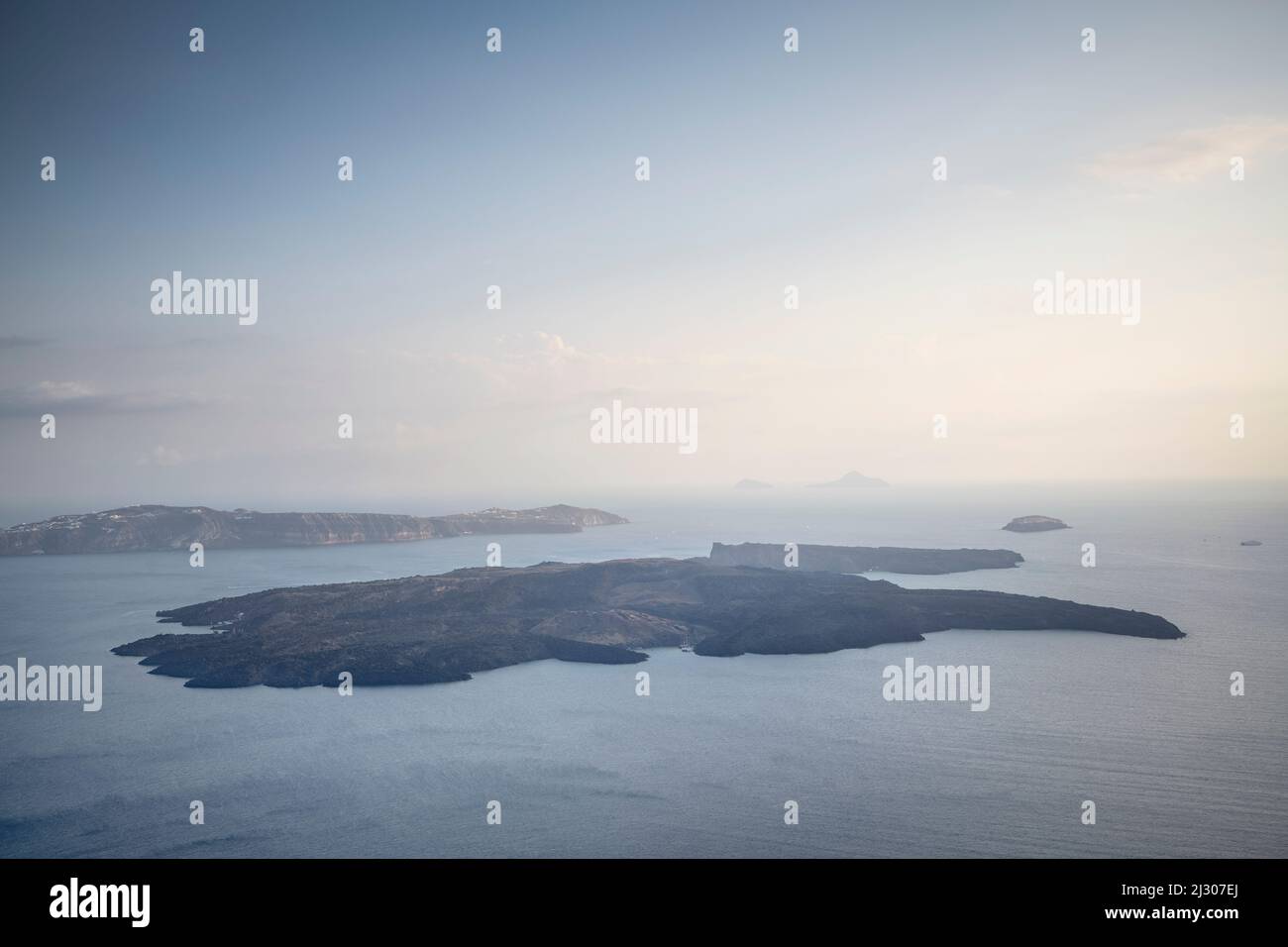 Blick von Fira auf den Vulkan (Caldera) von Santorini, Santorin ...