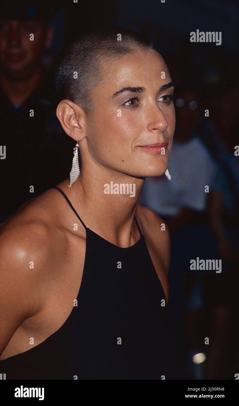 Demi Moore nimmt am 23. Juni 1996 an der Premiere von „Striptease“ im ...