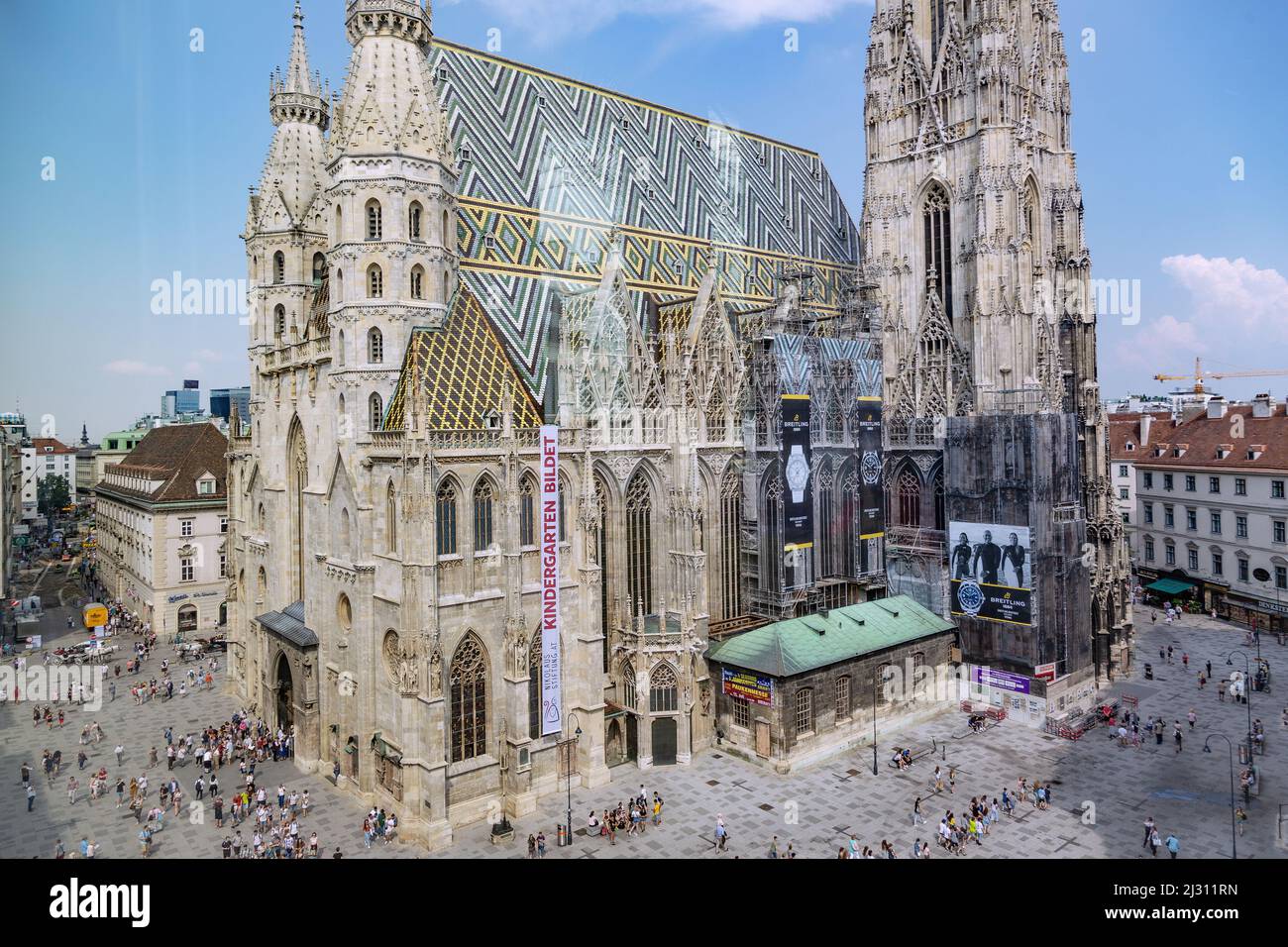 Touristen am stephansplatz -Fotos und -Bildmaterial in hoher Auflösung ...