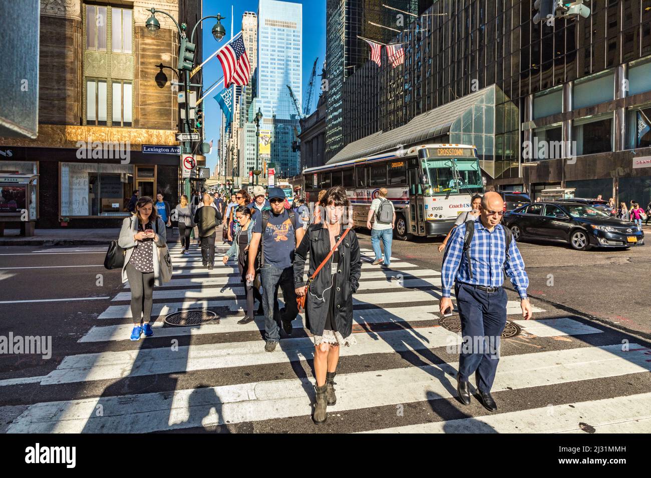 NEW YORK, USA - 5. Okt 2017: Die Leute beeilen sich am frühen Morgen zu ...