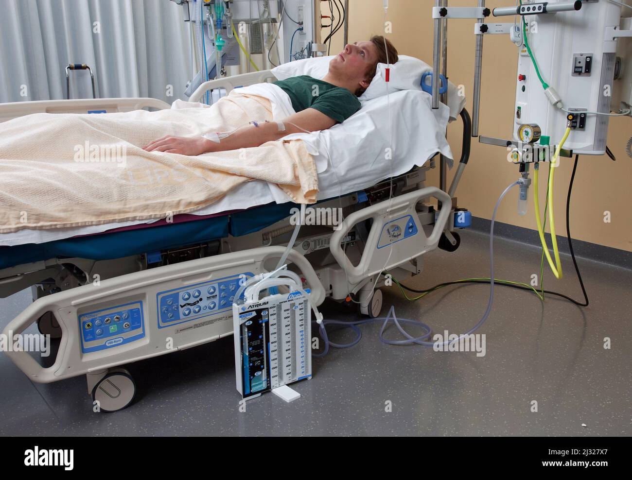 Niederlande, Patient im Krankenhausbett; angeschlossen an ein ...