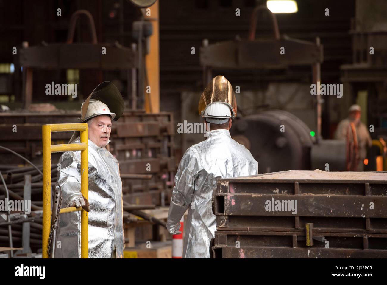 Stahlarbeiter am Stahlguss, Hochofen, Stahlschmelze, Besuch von Bundeskanzler Olaf Scholz bei ...