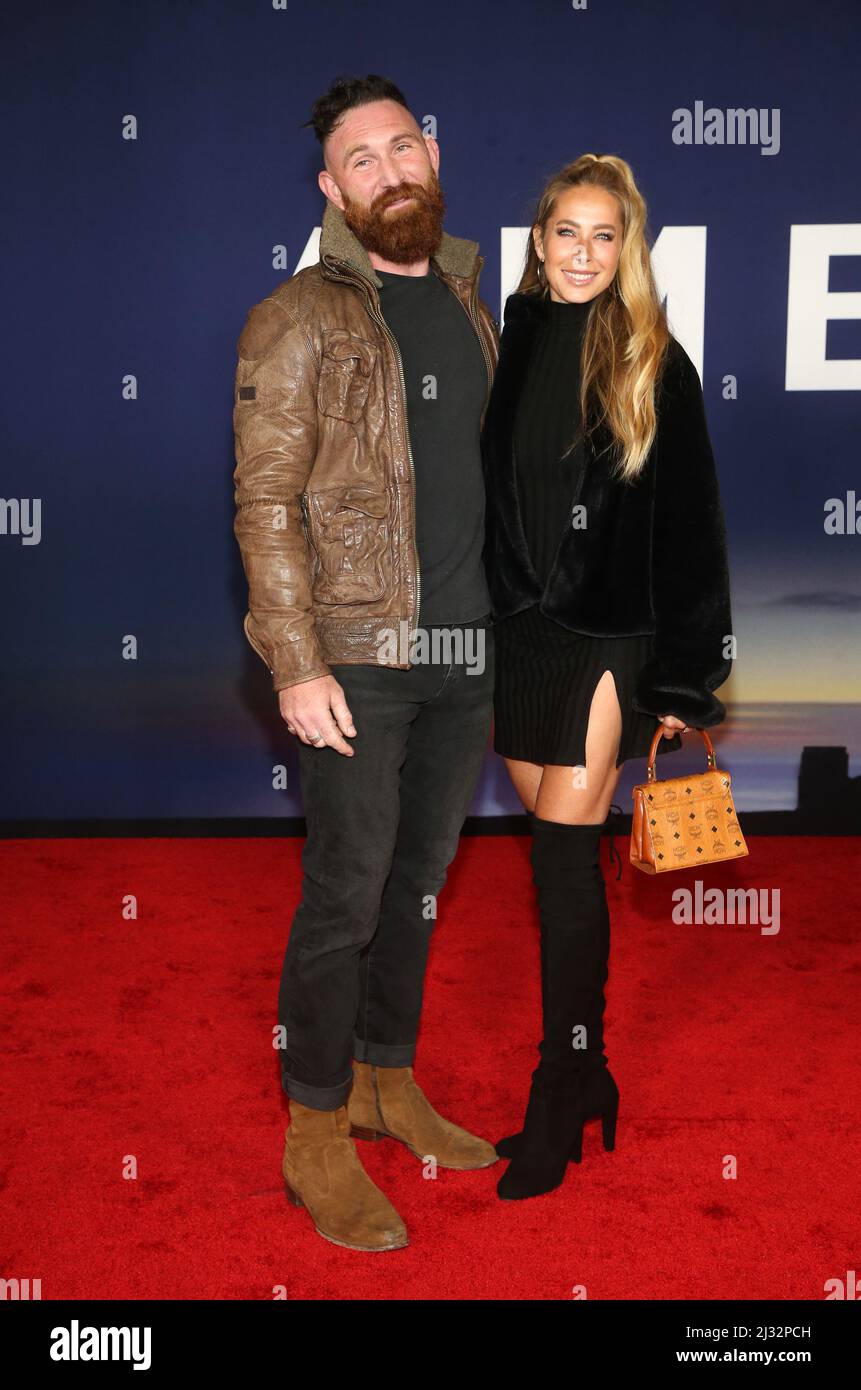 Los Angeles, Ca. 4. April 2022. Devan Long, bei der Premiere von ...