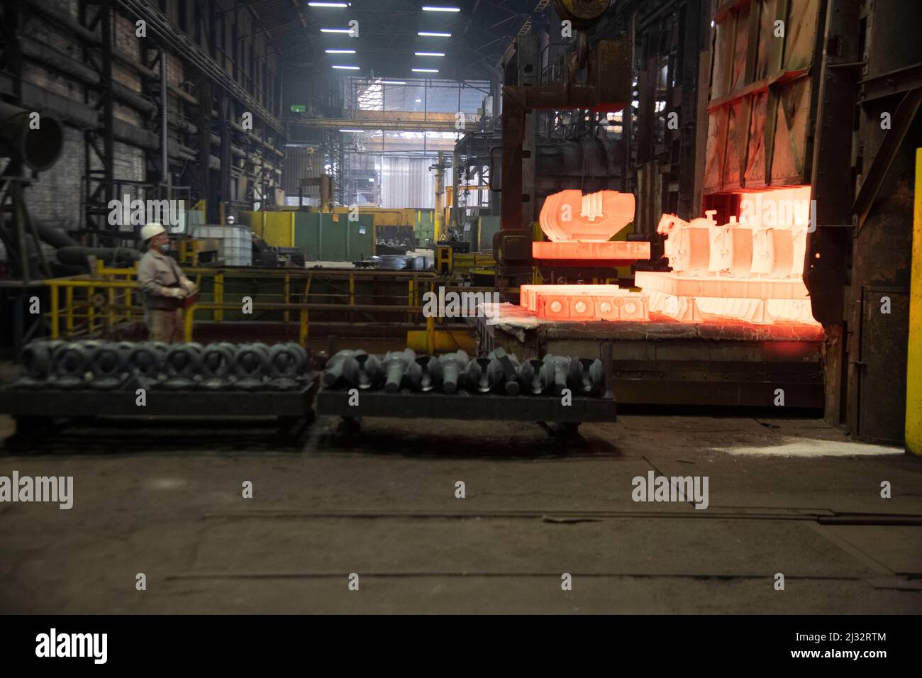 Stahlarbeiter Härten eines Werkstücks, Wärmebehandlung, Besuch von Bundeskanzler Olaf Scholz bei ...