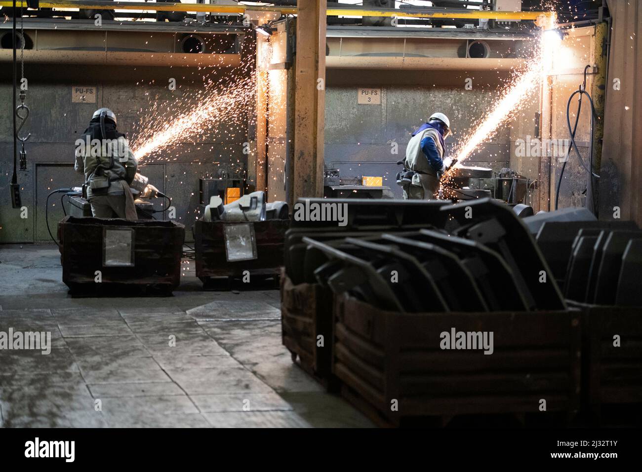 Stahlarbeiter entgratet und poliert ein Werkstück, Bundeskanzler Olaf Scholz besucht FWH ...