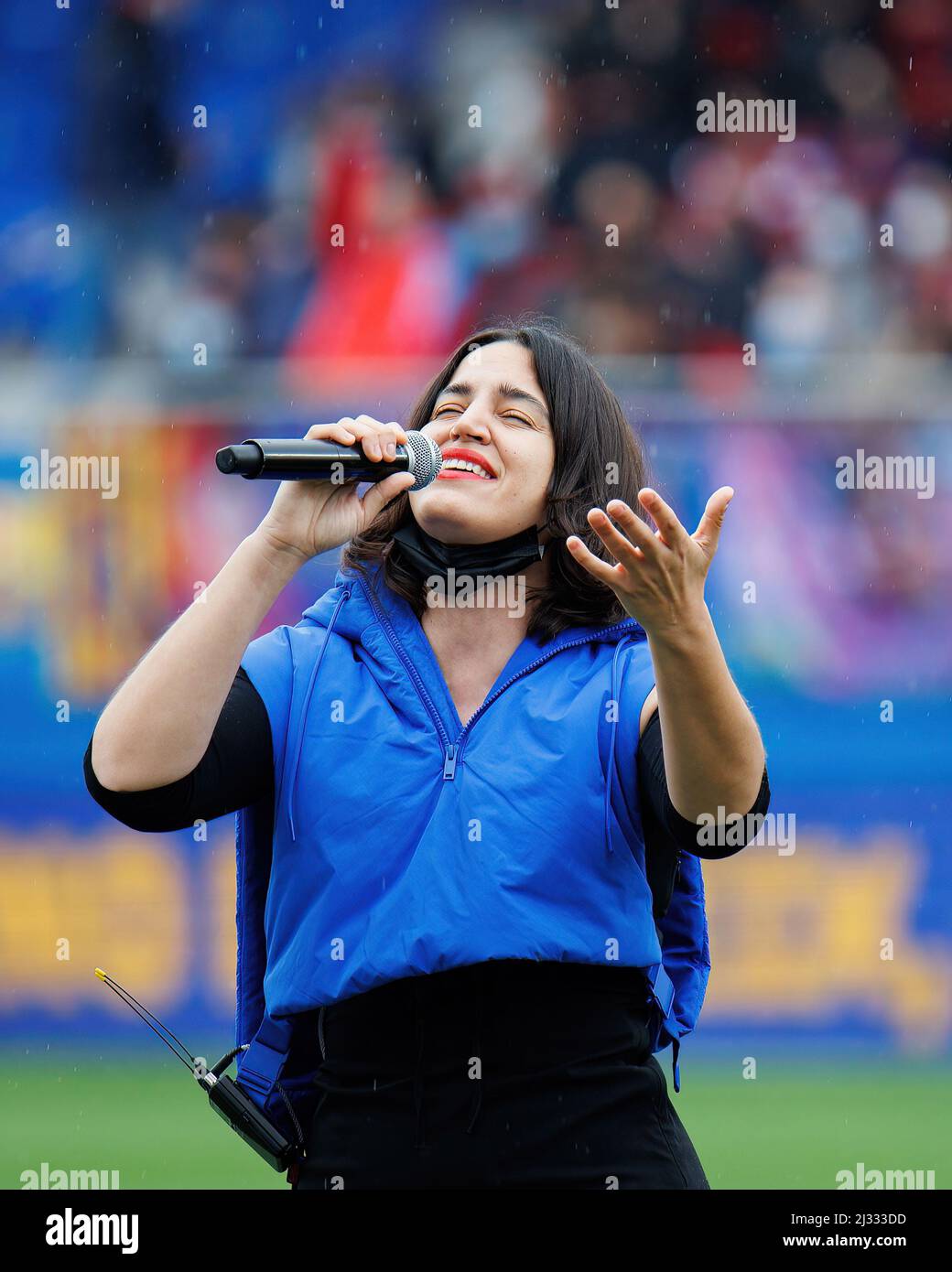 BARCELONA - MÄR 13: Maria Arnal singt vor dem Primera Iberdrola-Spiel ...