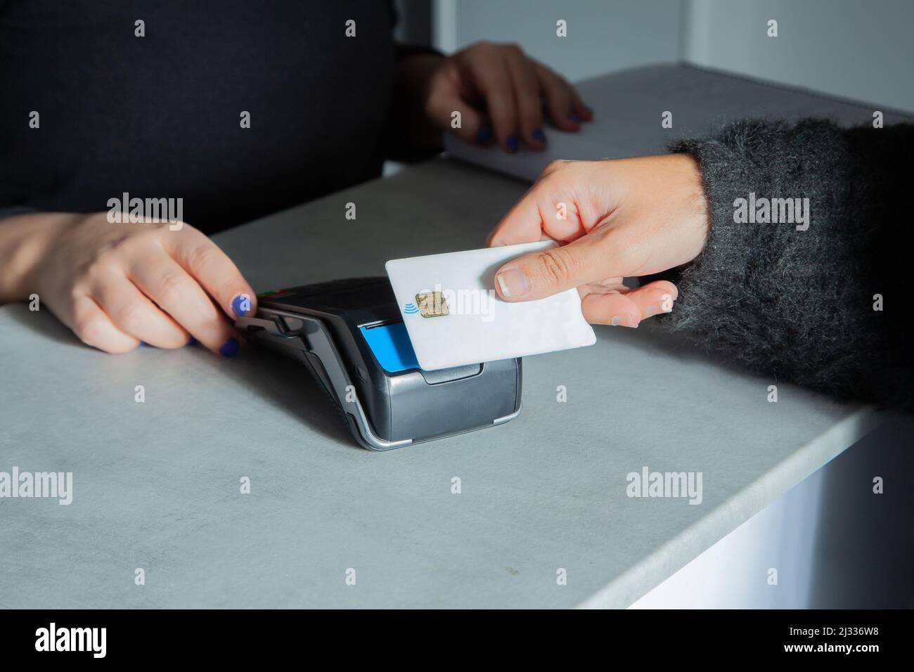 Mit karte bezahlen -Fotos und -Bildmaterial in hoher Auflösung – Alamy