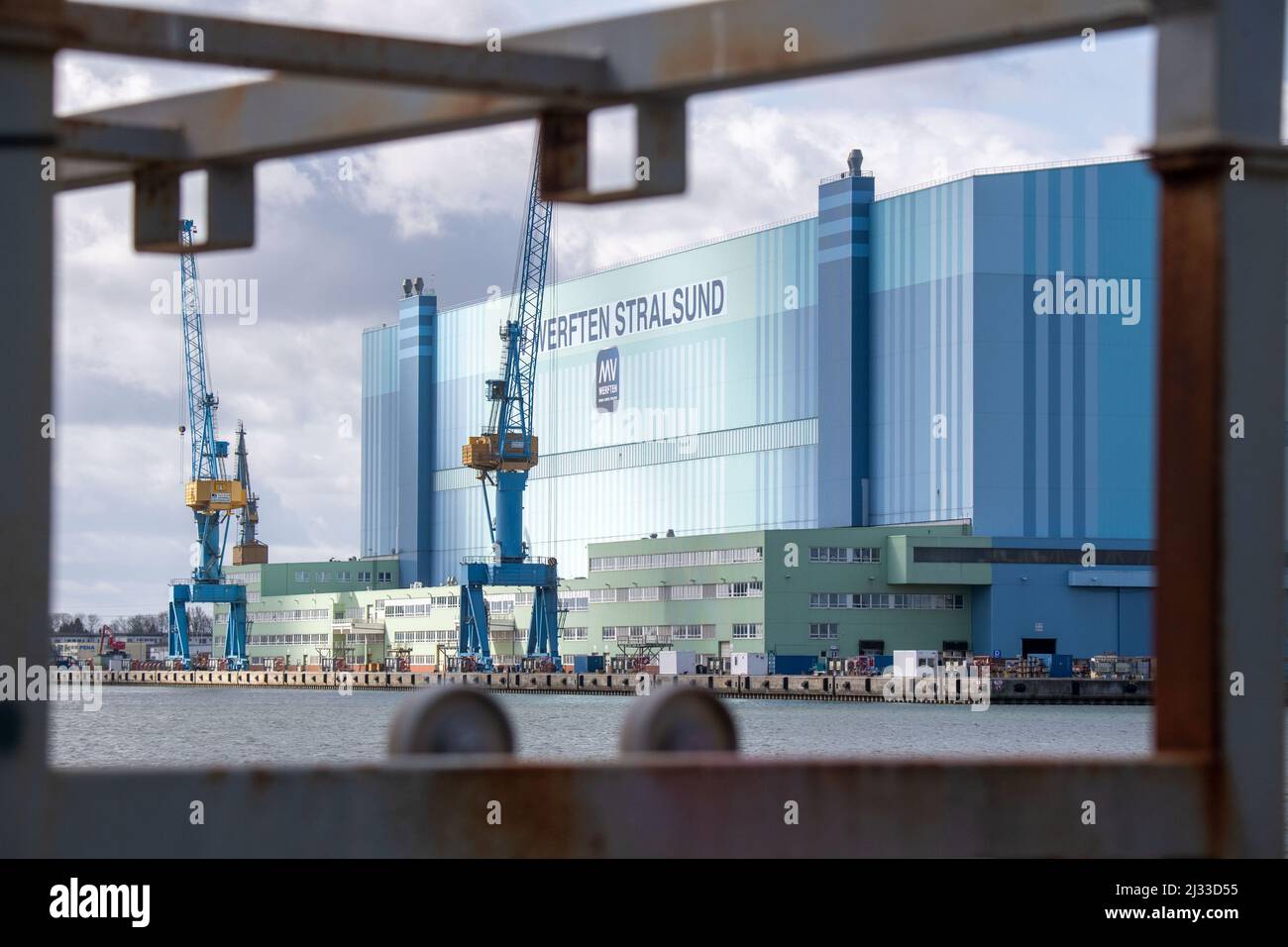 05. April 2022, Mecklenburg-Vorpommern, Stralsund: Blick auf das MV ...