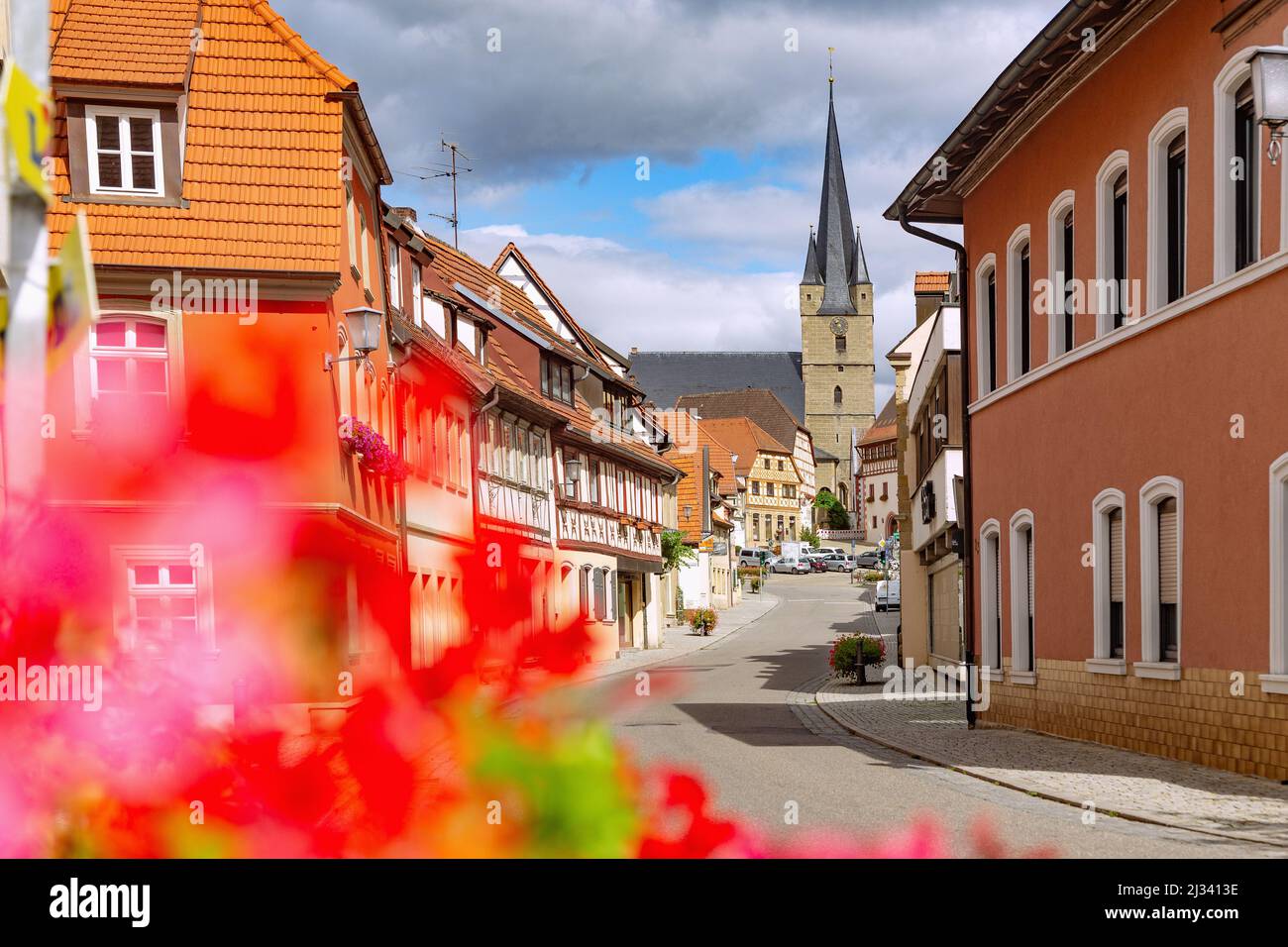 Marktplatz mit der pfarrkirche st michael -Fotos und -Bildmaterial in ...