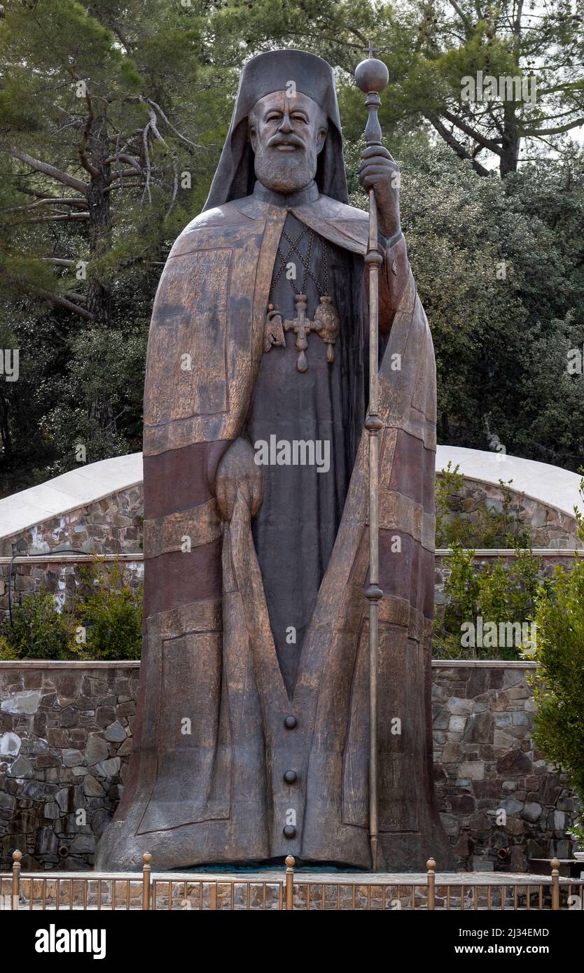Bronzestatue auf der Grabstätte von Erzbischof Makarios III. Auf dem ...