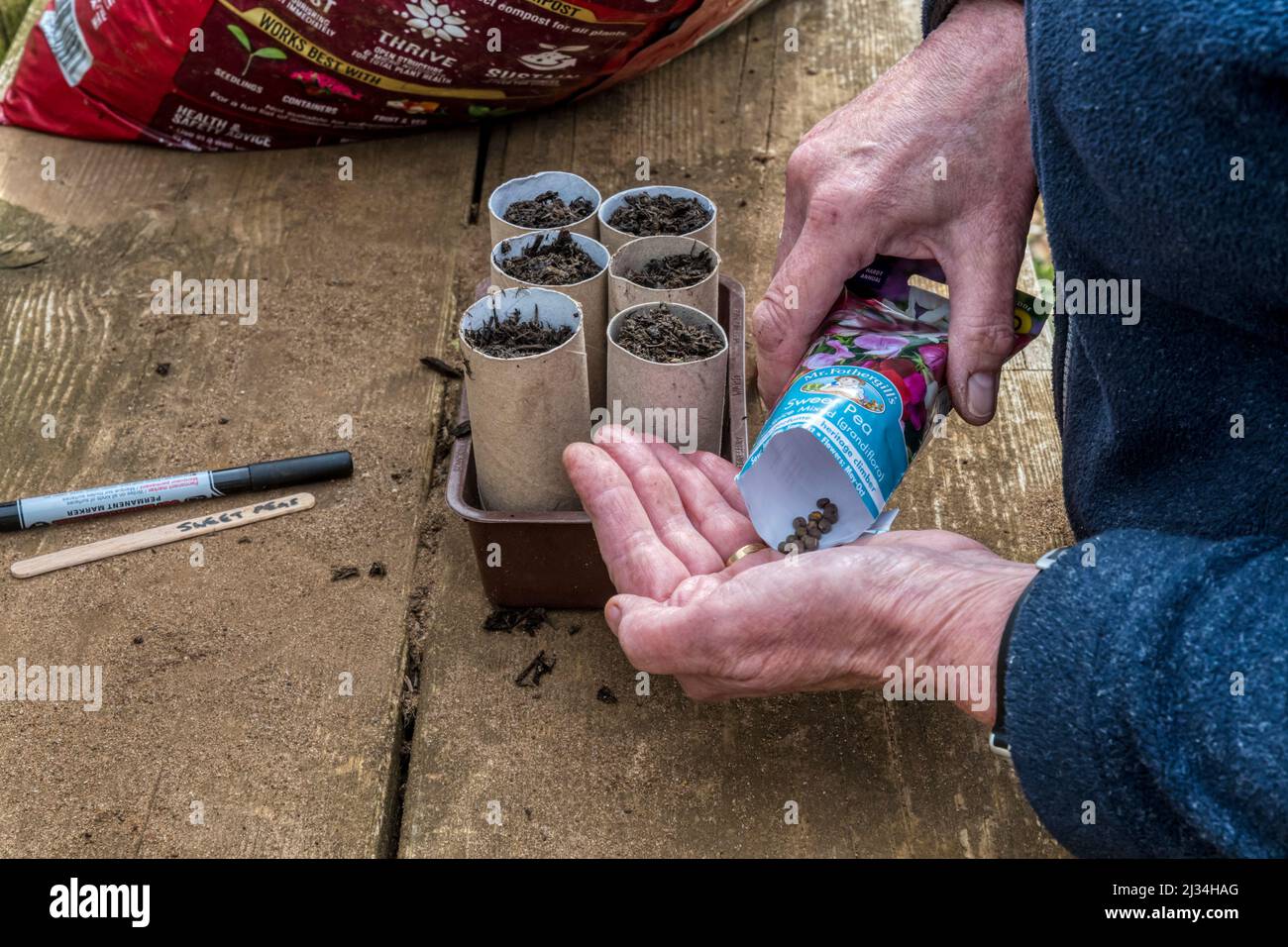Farmers sowing seeds -Fotos und -Bildmaterial in hoher Auflösung – Alamy