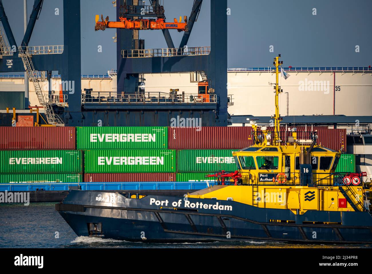 Maasvlakte olie terminal -Fotos und -Bildmaterial in hoher Auflösung ...