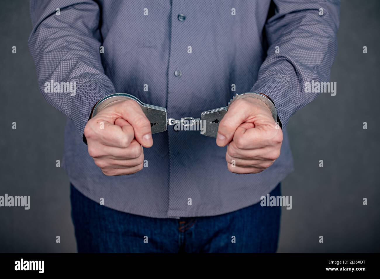 Hände in handschellen -Fotos und -Bildmaterial in hoher Auflösung – Alamy