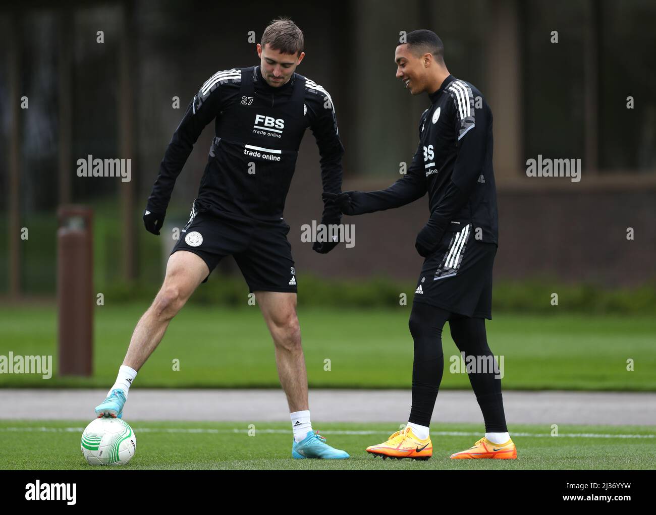 Timothy Castagne von Leicester City (links) und Youri Tielemans während ...