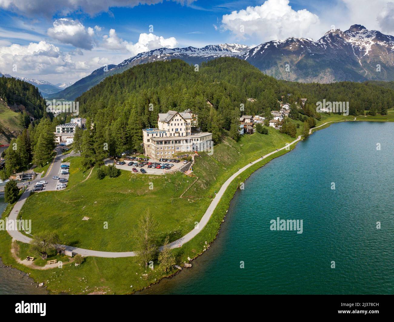 Luftaufnahmen vom Hotel Waldhaus am See und dem Bergsee von St. Moritz ...