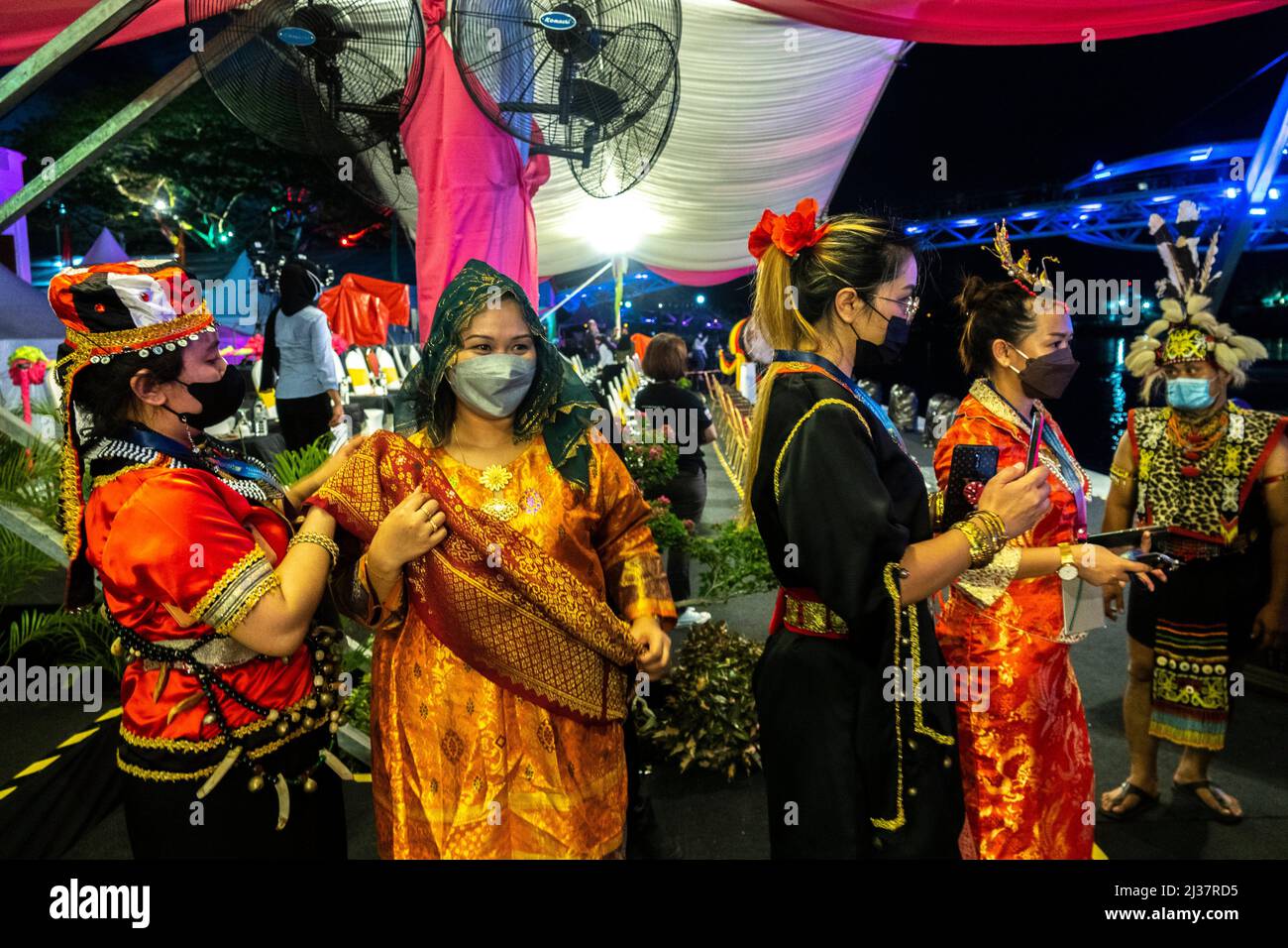 Tänzer für die CitraWarna Keluarga Malaysia 2022 (Colorful Nature of ...