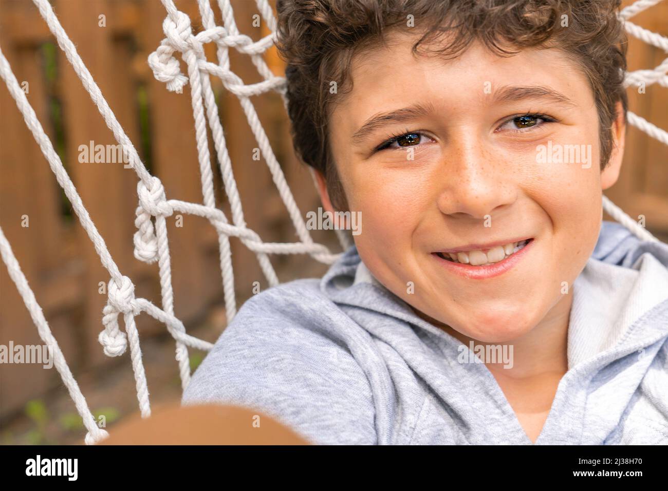 Junge liegt in der sonne -Fotos und -Bildmaterial in hoher Auflösung ...