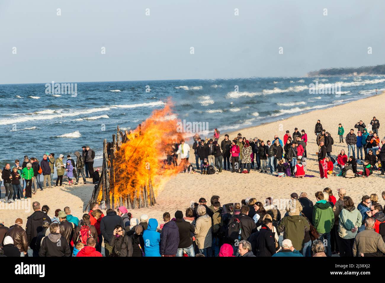 ZINNOWITZ, DEUTSCHLAND - 19. APRIL 2014: Die Menschen beobachten das ...